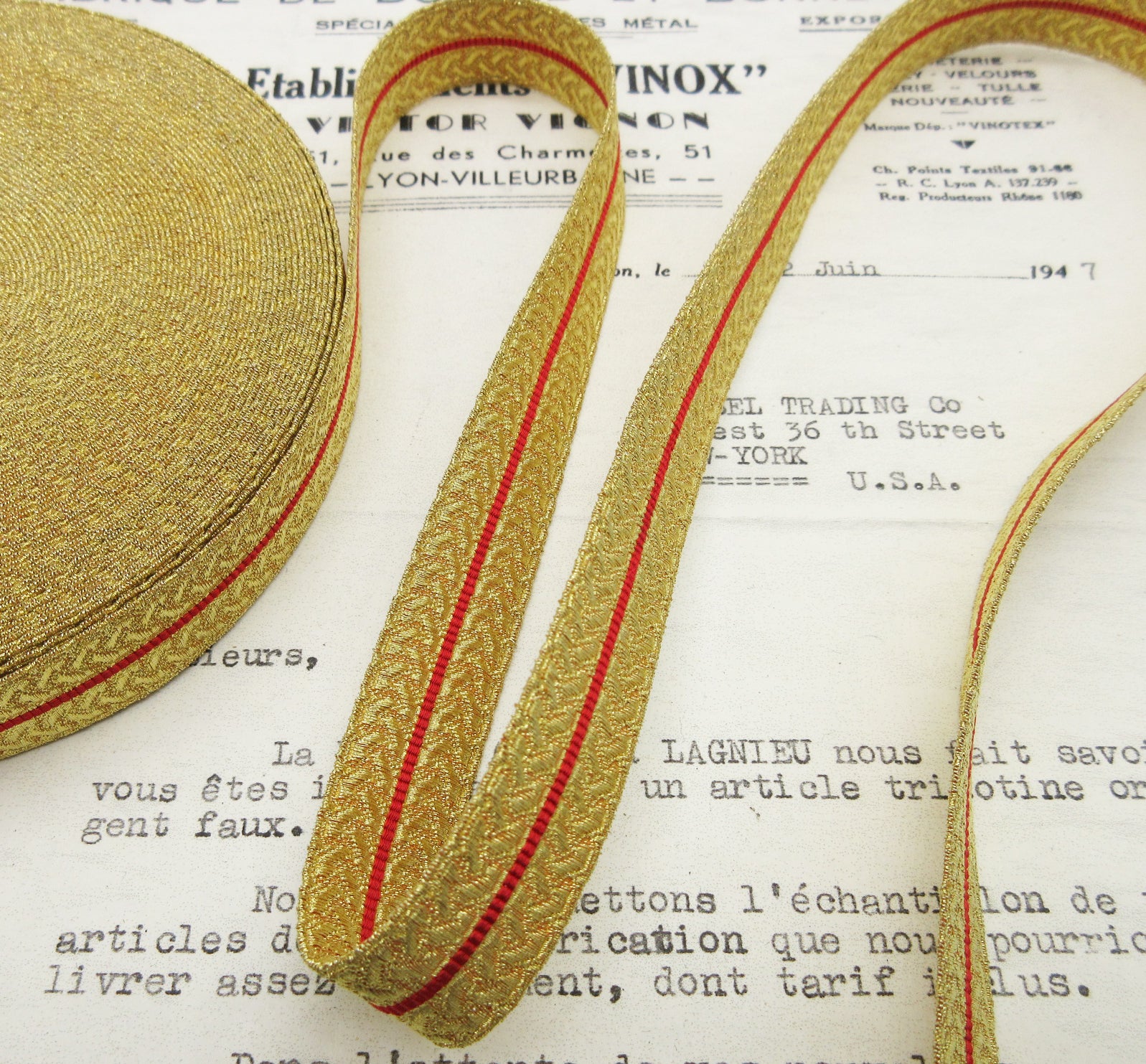 Gold Metallic Trim w Red Stripe 5/8" – Tinsel Trading